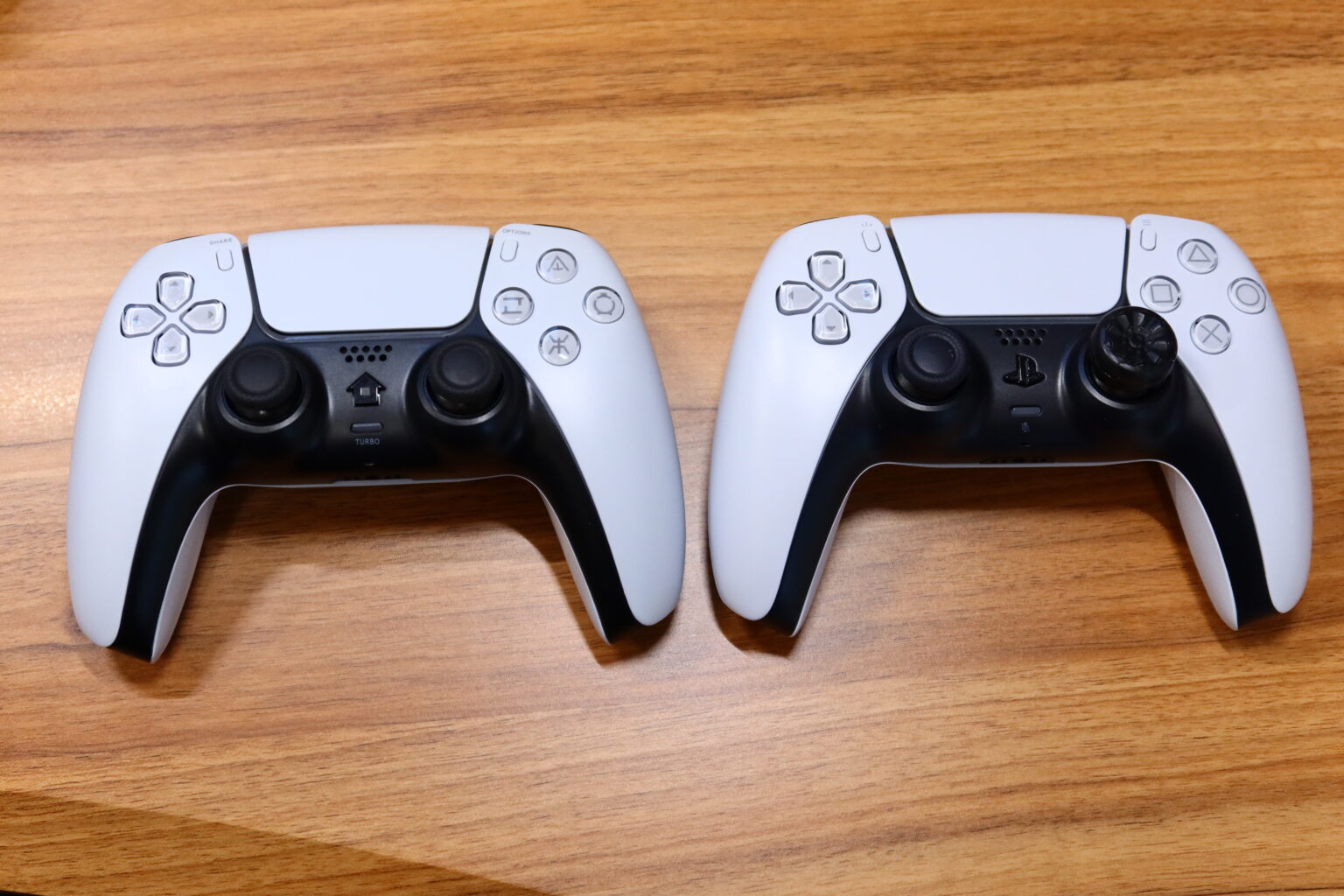 あれ？意外と使いやすい？デュアルセンスと見た目がそっくりなパクリコントローラー「P4 Plus」を使ってみた！【レビュー】 | クロレビ！